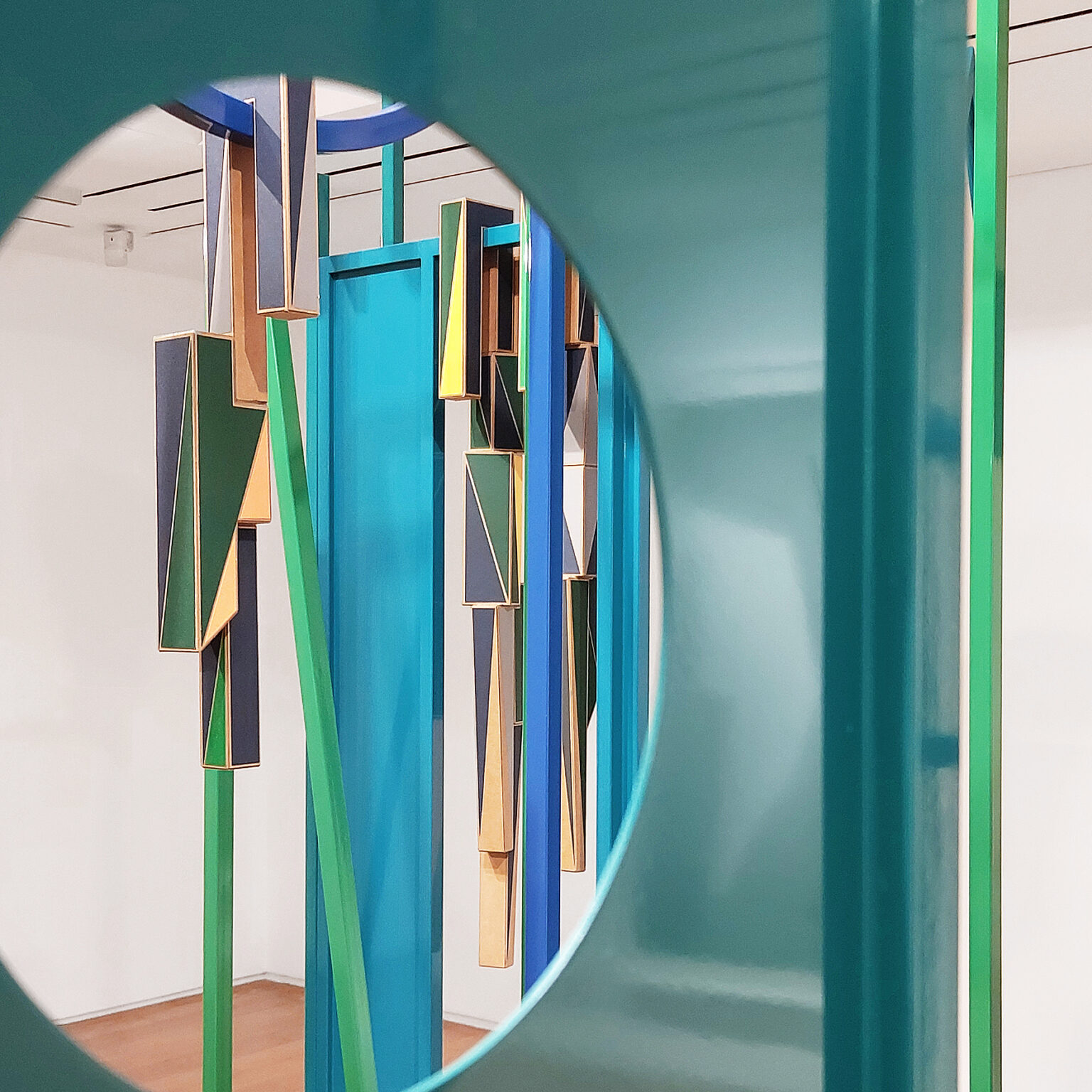 종이로 만든 몸과 우주의 세계 • BE(ATTITUDE)