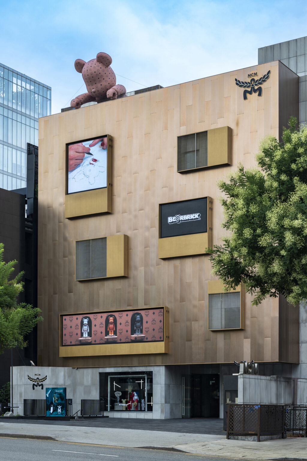 네 손길이 빚은 새 풍경: BE@RBRICK in MCM Wonderland • BE(ATTITUDE)